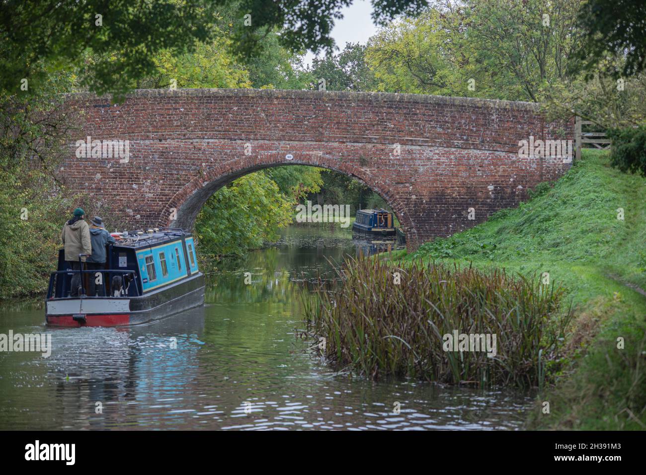 Narrowboat approaching bridge hi-res stock photography and images - Alamy