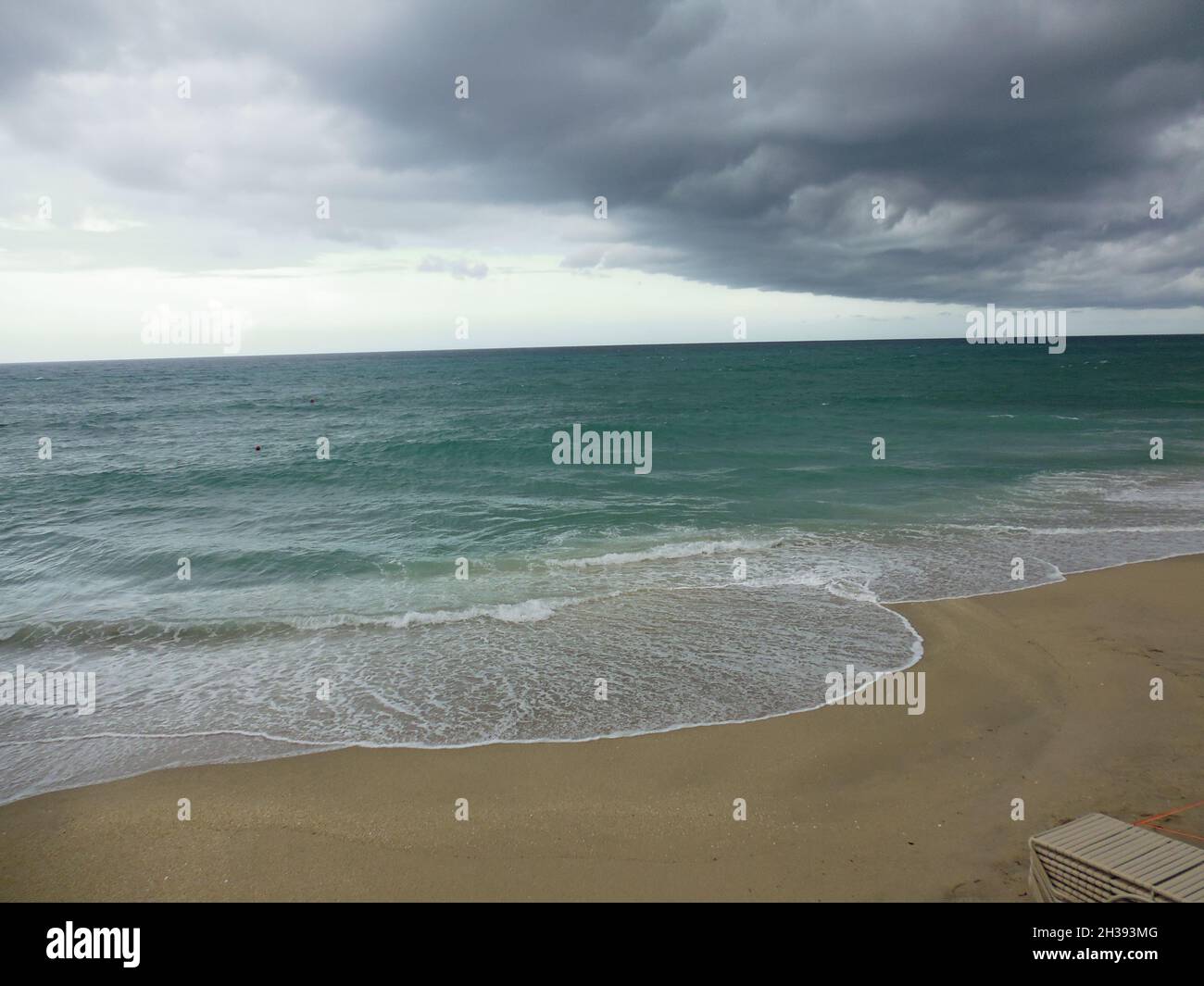 Waves crashing onto beach hi-res stock photography and images - Alamy