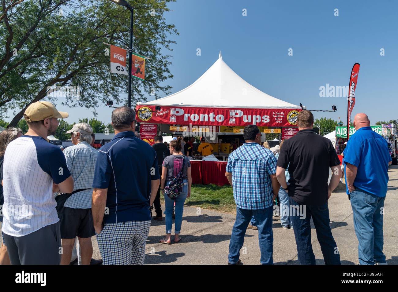 Carnival vendor midway hi-res stock photography and images - Alamy