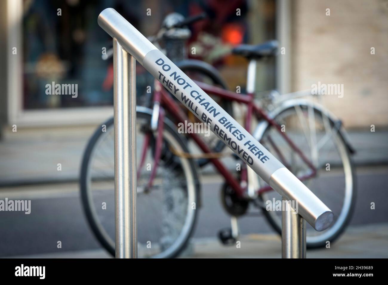 Do not lock bikes to railing sign hi-res stock photography and images ...