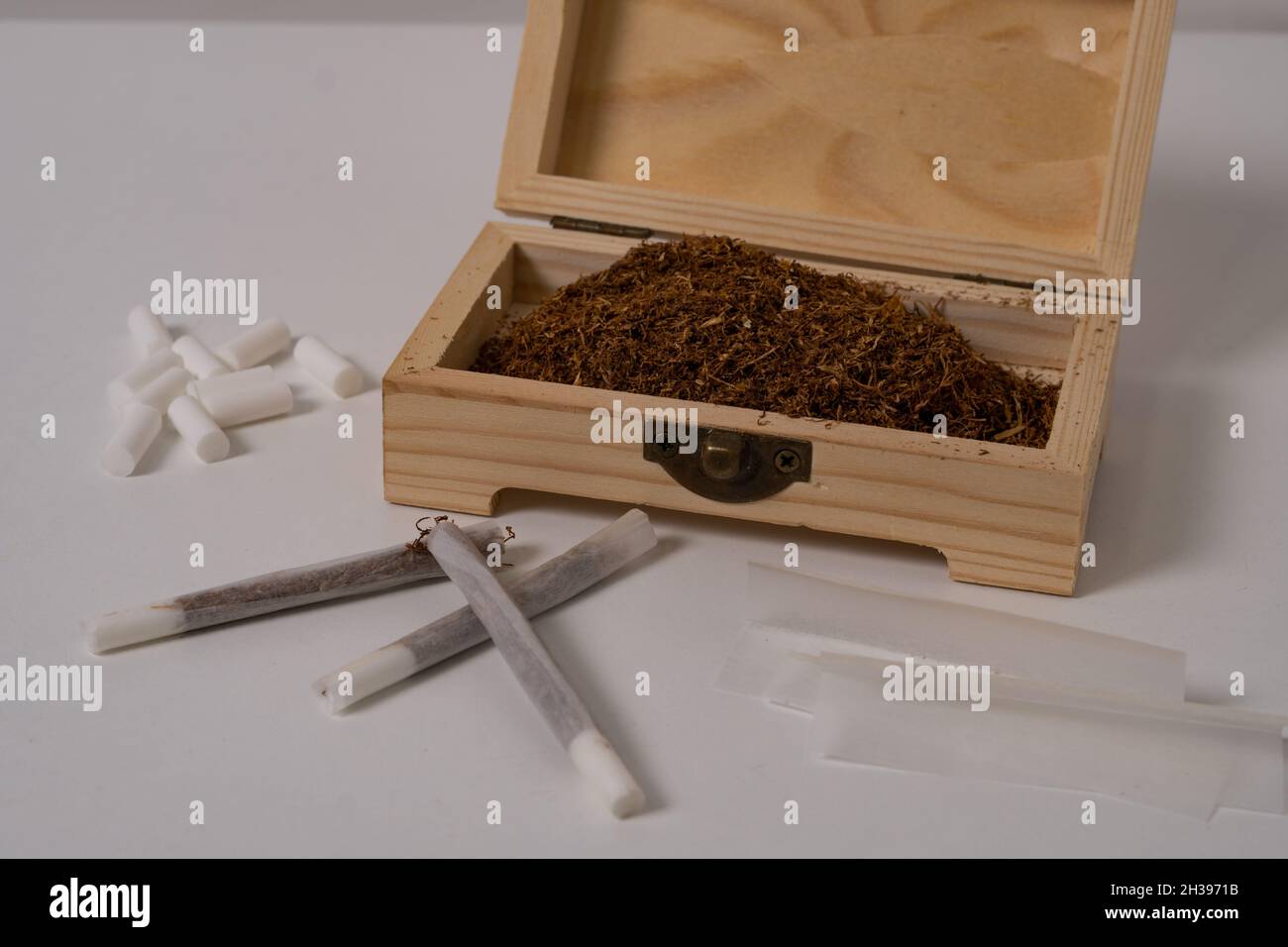 rolling tobacco and hand-rolled cigarettes Stock Photo - Alamy