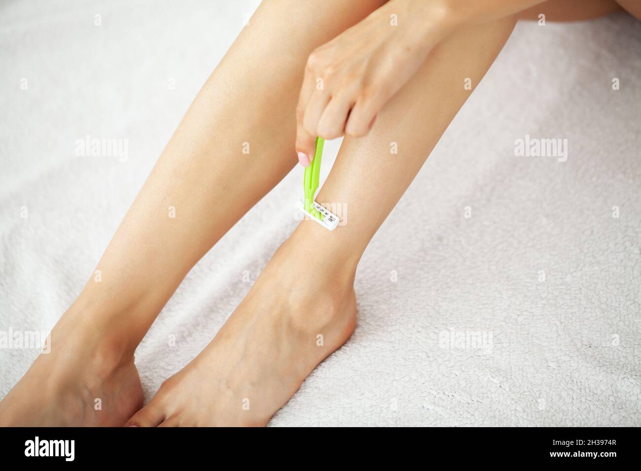 Skin care and health, fit woman shaving her legs with razor Stock Photo ...