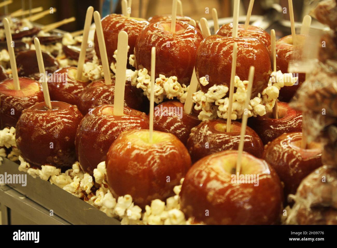 Carnival fair caramel apples hi-res stock photography and images - Alamy