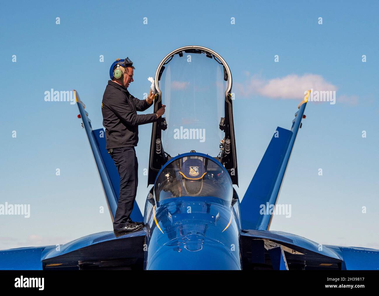 (U.S. Navy photo by Mass Communication Specialist 1st Class Bobby ...