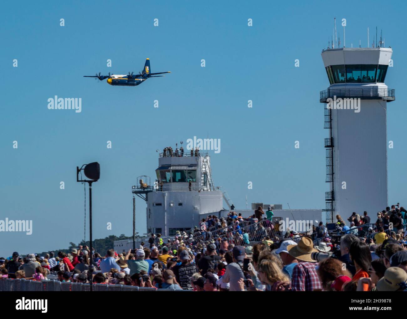 (U.S. Navy photo by Mass Communication Specialist 1st Class Bobby ...