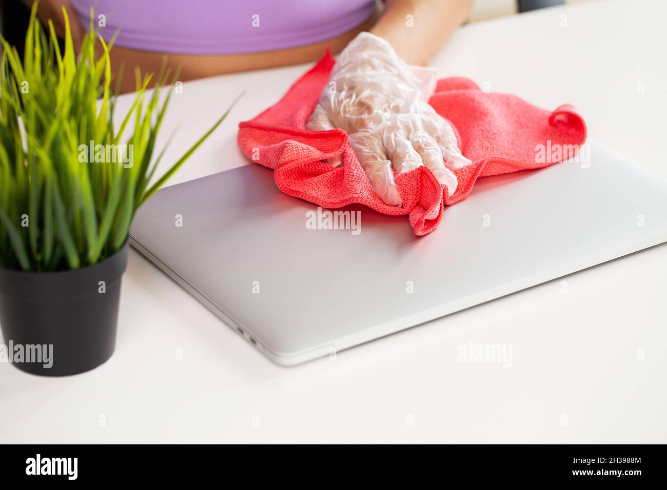 Hand of a woman wiping work desk, close-up Stock Photo - Alamy
