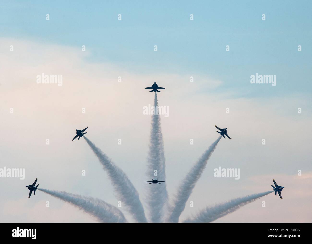 (U.S. Navy photo by Mass Communication Specialist 1st Class Bobby ...