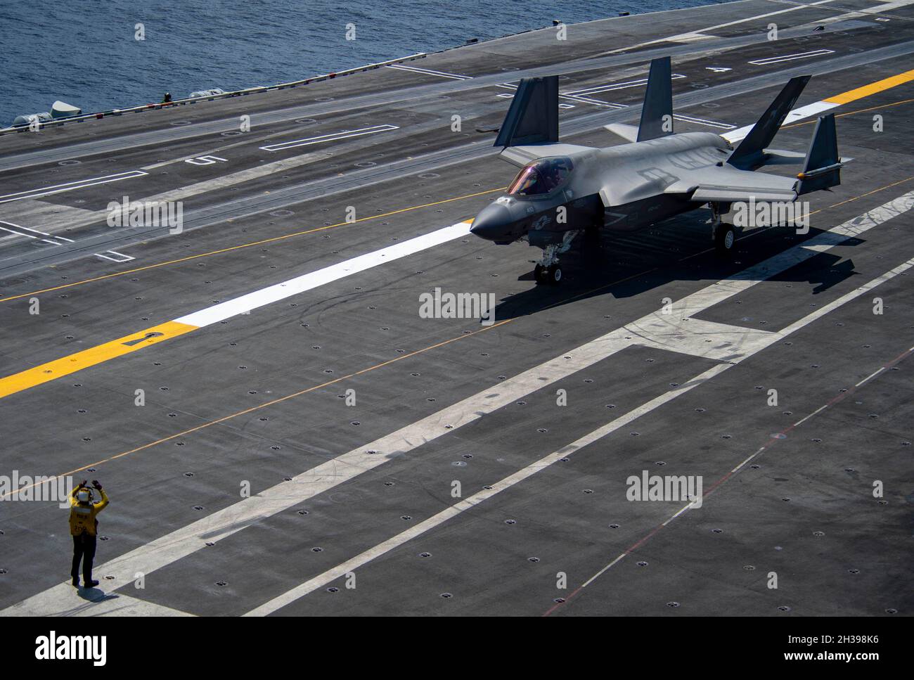 Assigned to the argonauts of strike fighter squadron vfa 147 hi-res ...