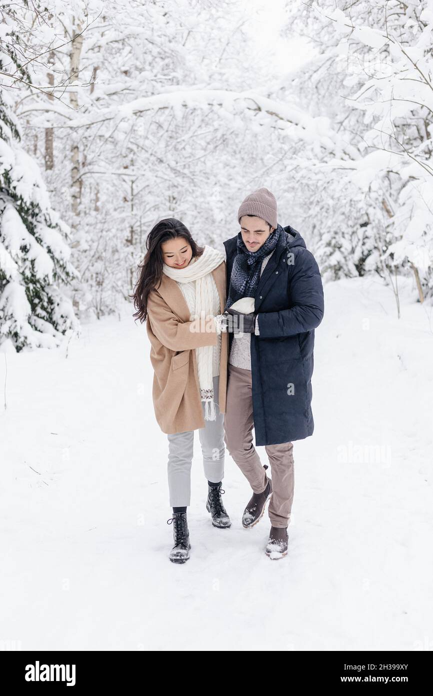 Back view couple holding hands hi-res stock photography and images - Alamy