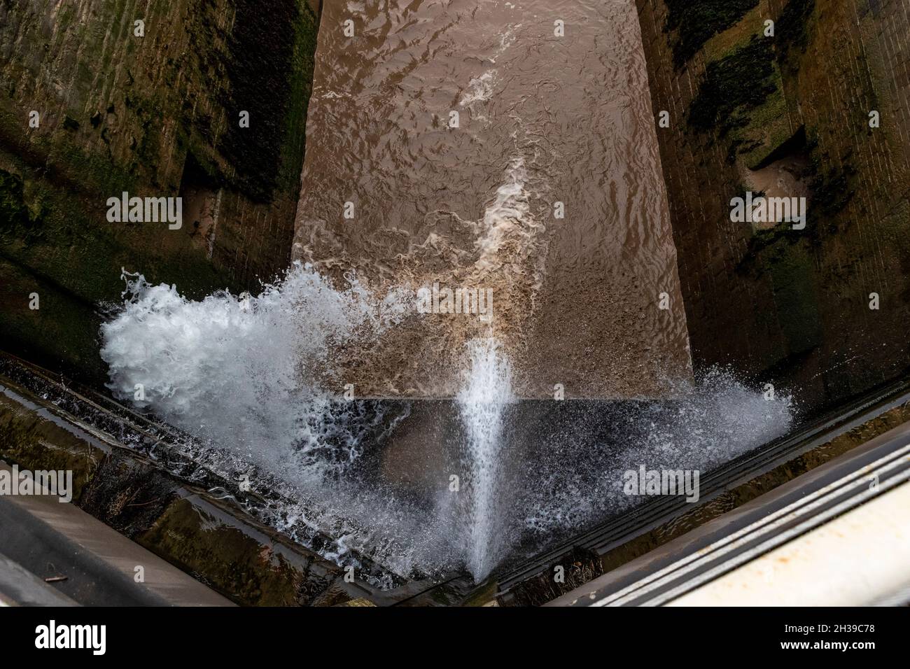 Building lock gate levels water hi-res stock photography and images - Alamy