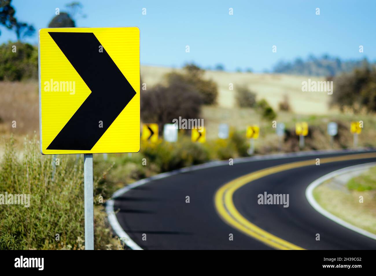 Right curve arrow hi-res stock photography and images - Alamy