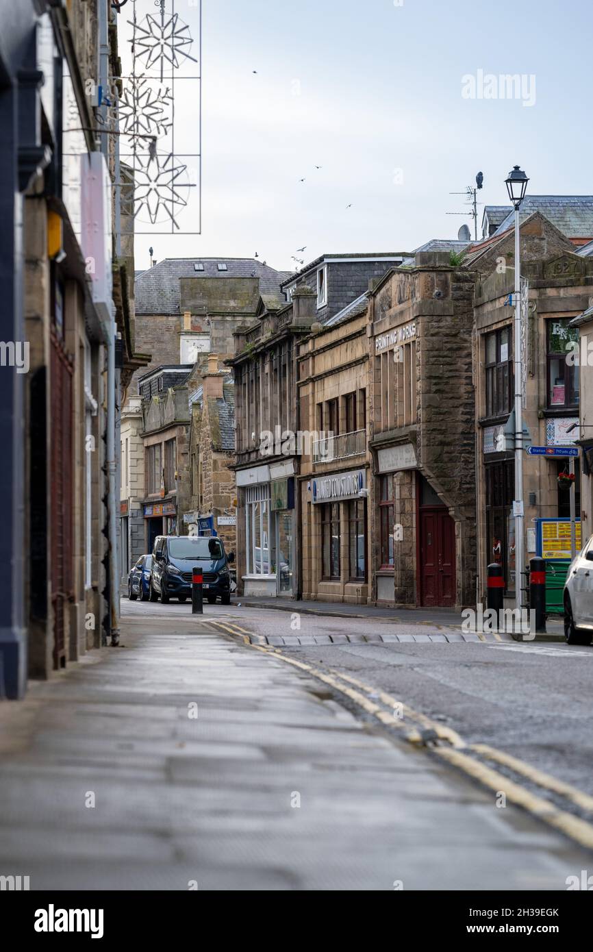 Street scene with sculpture on the Plainstones. High Street, Royal ...