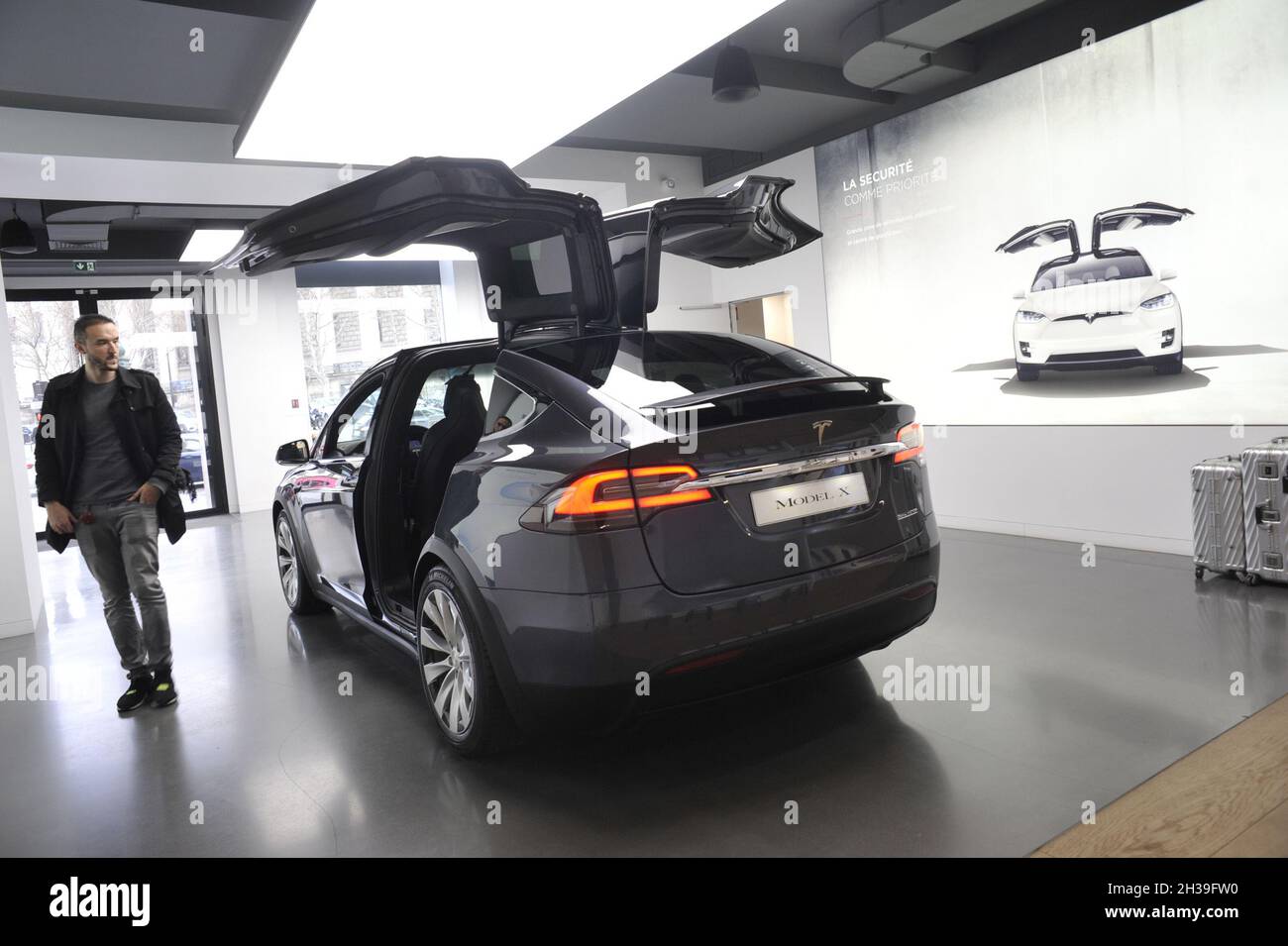 FRANCE. PARIS (75) 8TH ARR. PRESENTATION OF MODEL X AT THE TESLA ...