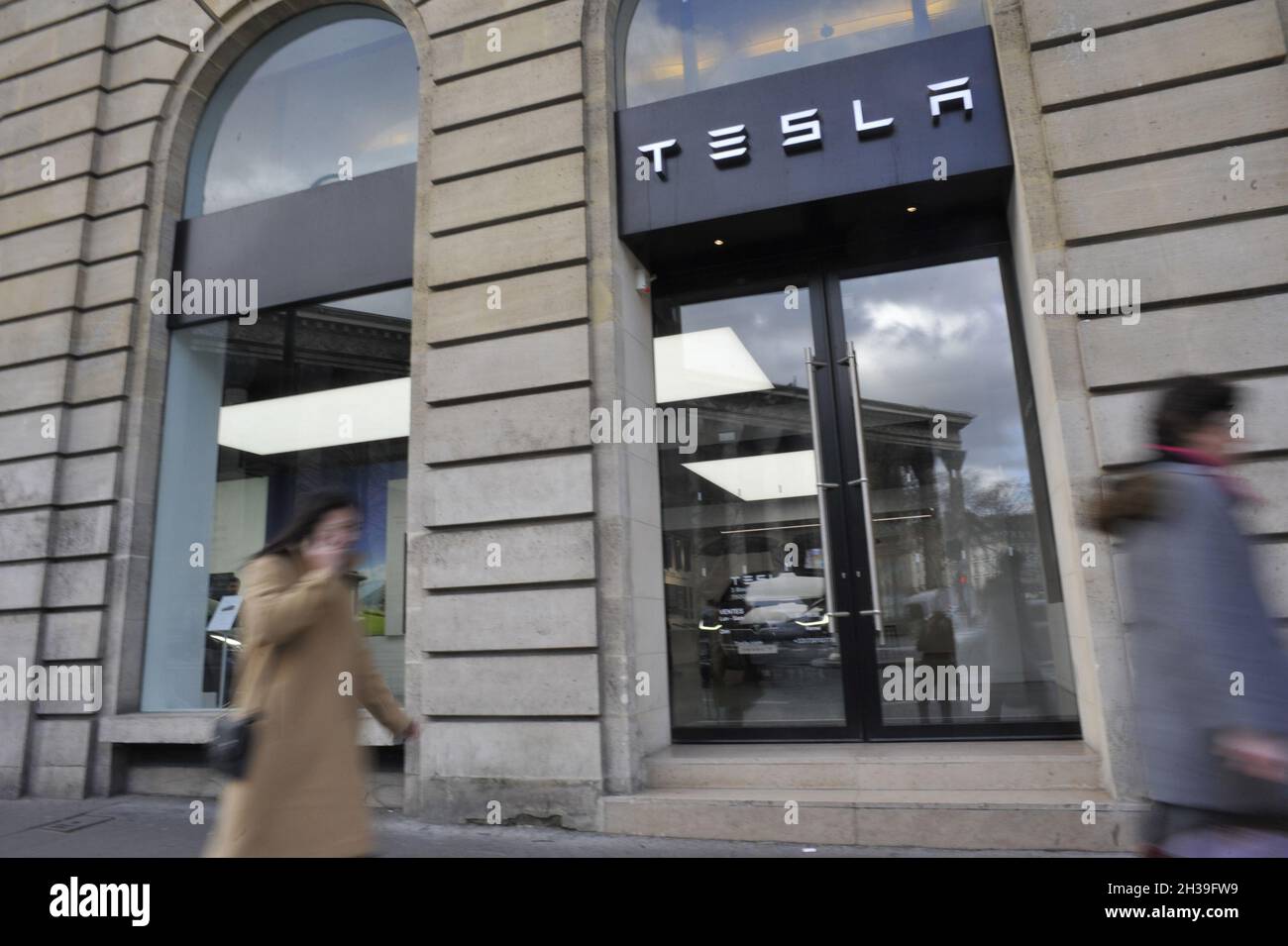 FRANCE. PARIS (75) 8TH ARR. TESLA SHOWROOM. ELON MUSK'S BRAND REMAINS ...