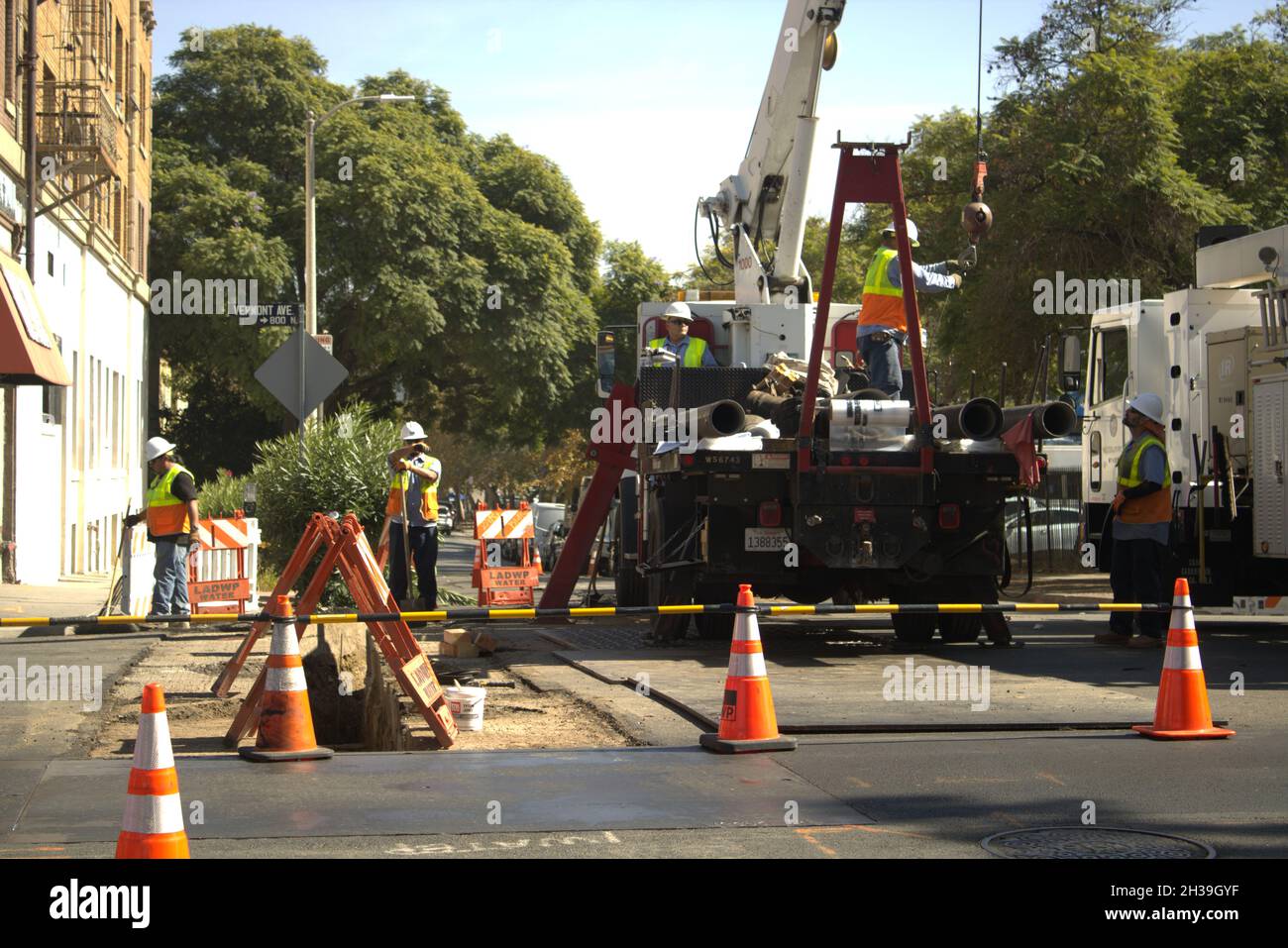 Street construction workers in Los Angeles Stock Photo - Alamy