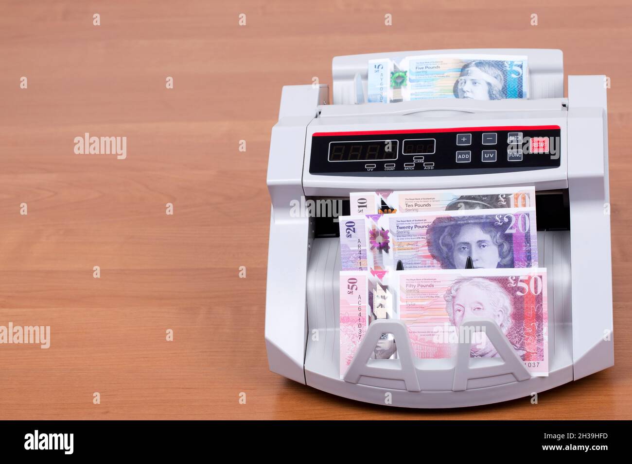 Scottish money - Pound in a counting machine Stock Photo - Alamy