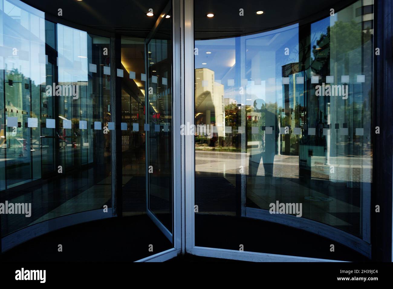 Revolving doors hi-res stock photography and images - Alamy