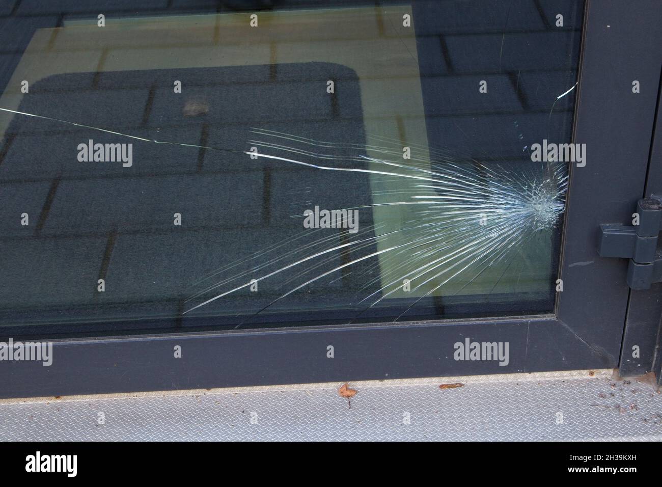 Cracked glass door hi-res stock photography and images - Alamy