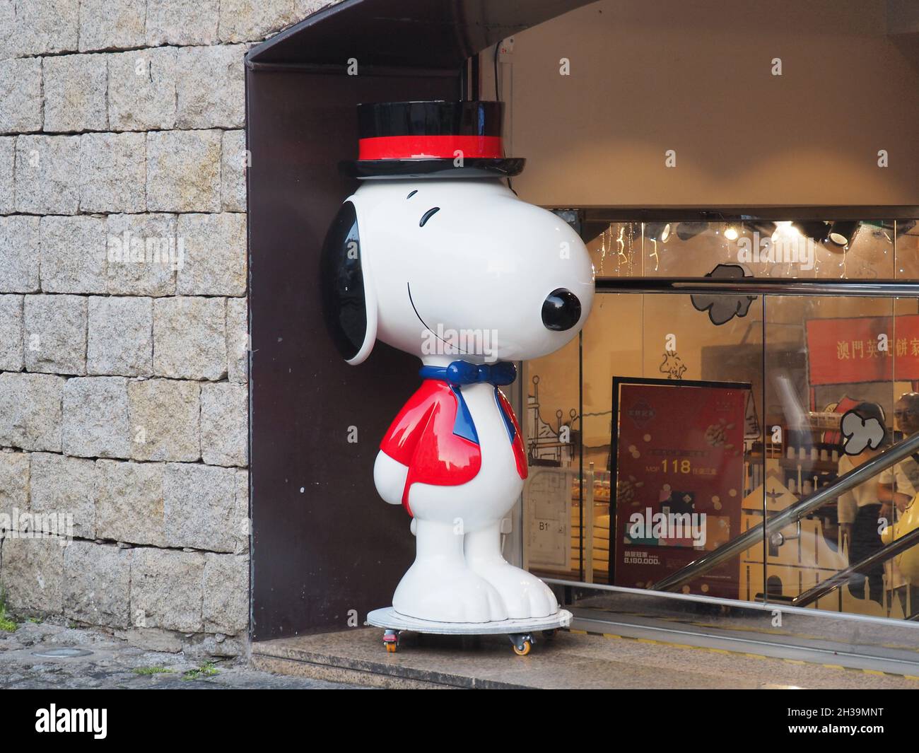 Statue of snoopy hi-res stock photography and images - Alamy