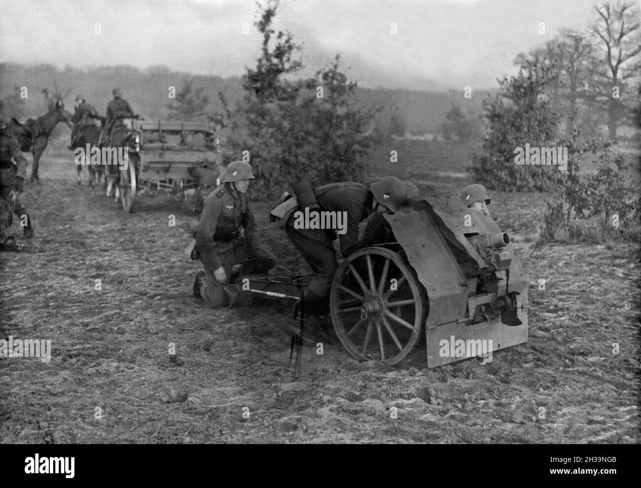 Soldaten des Infanterieregiments 9 üben auf einem Truppenübungsplatz ...