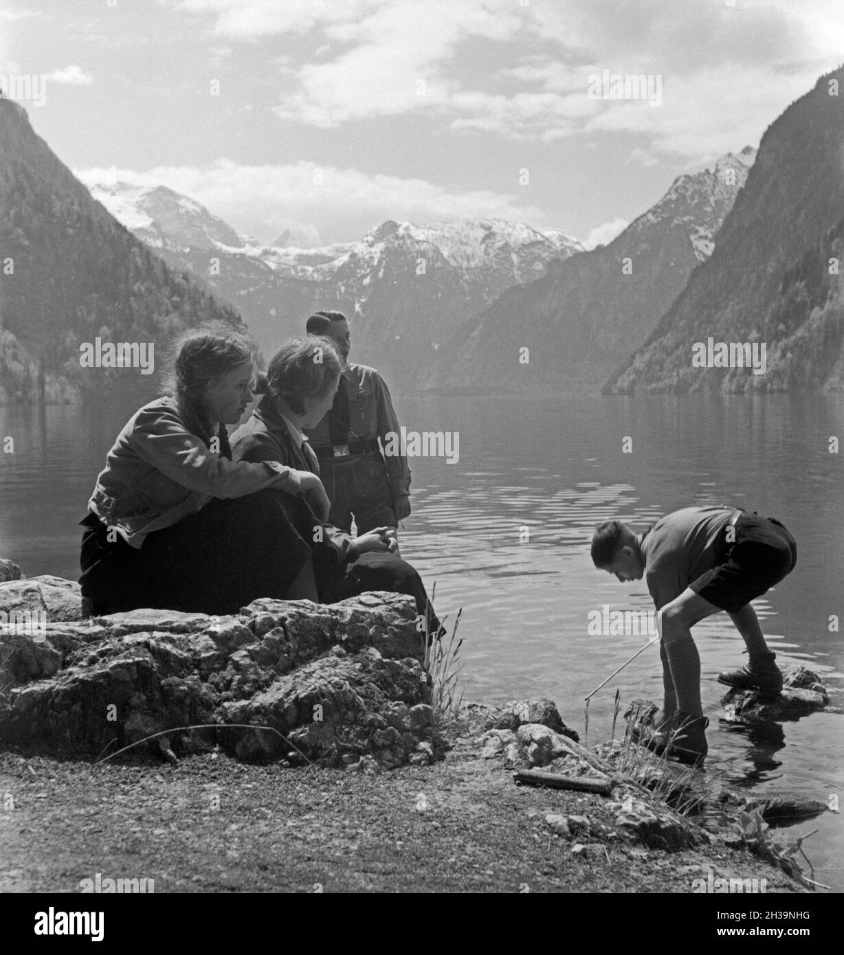 Hitlerjungen und BdM Mädel an einem See bei Berchtesgaden, Deutschland ...