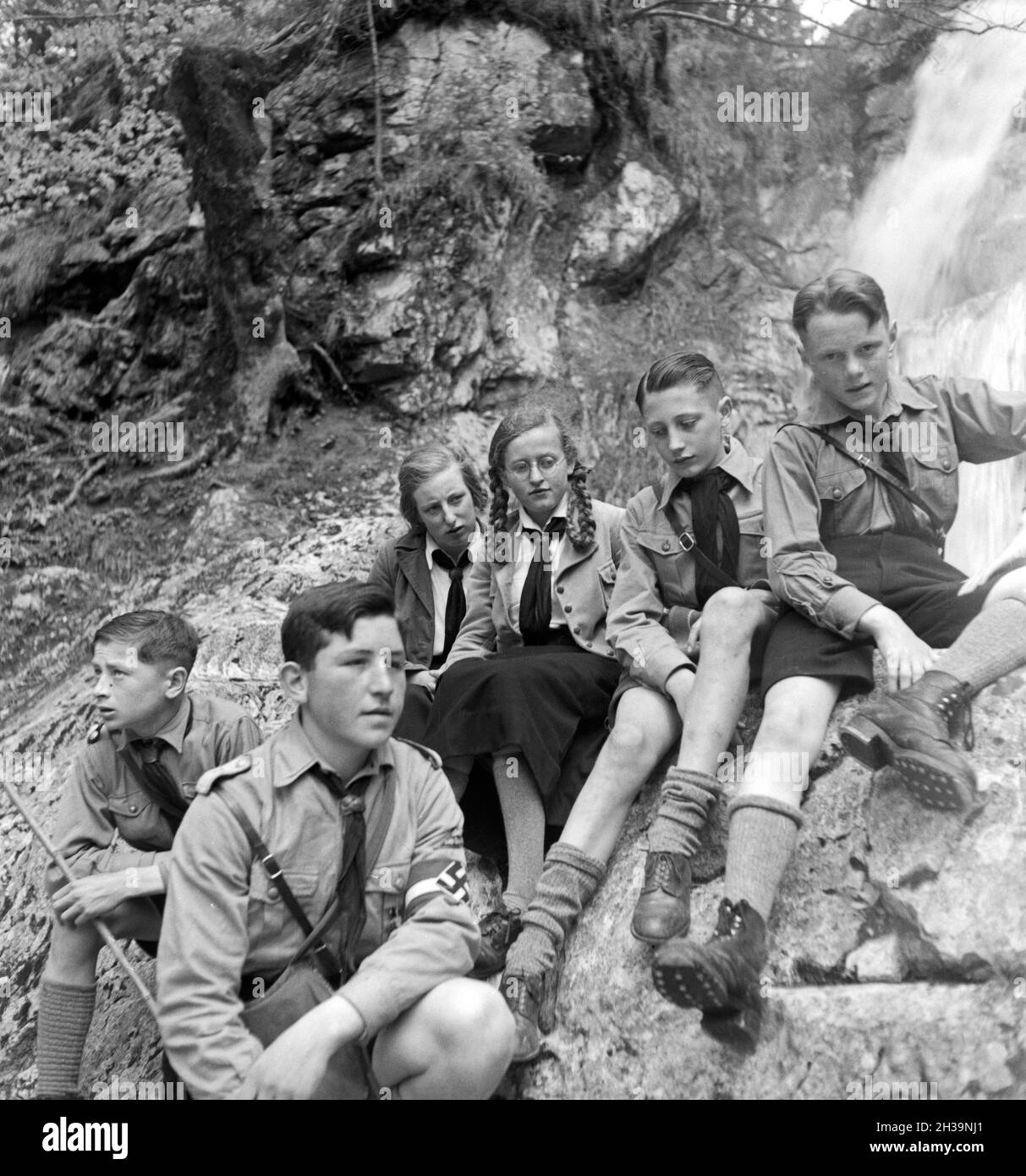 Hitlerjungen und BdM Mädel an einem Wasserfall bei Berchtesgaden ...