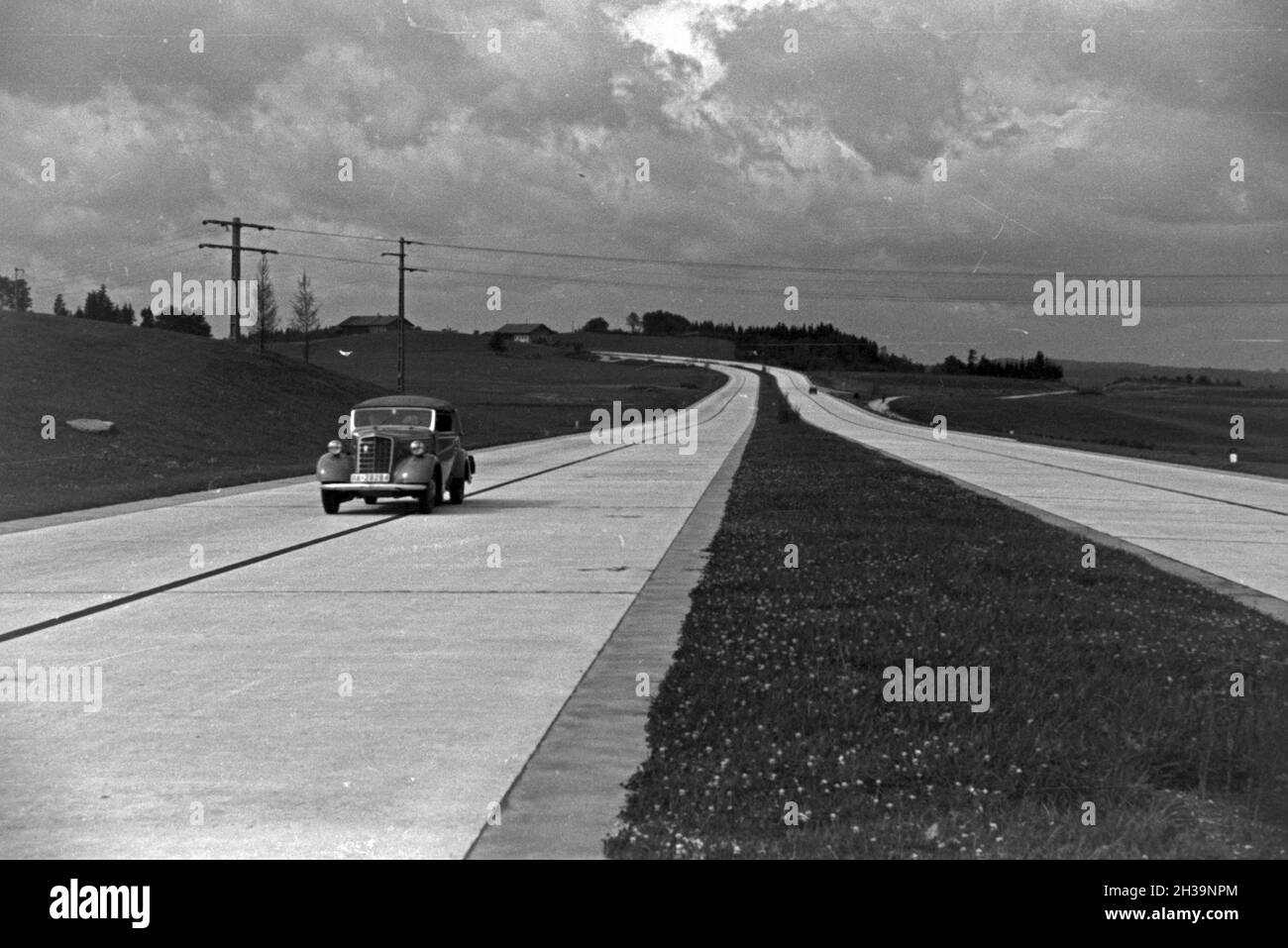 Unterwegs auf der Reichsautobahn, Deutschland 1930er Jahre. On tour at ... Unterwegs auf der Reichsautobahn, Deutschland 1930er Jahre. On tour at ...