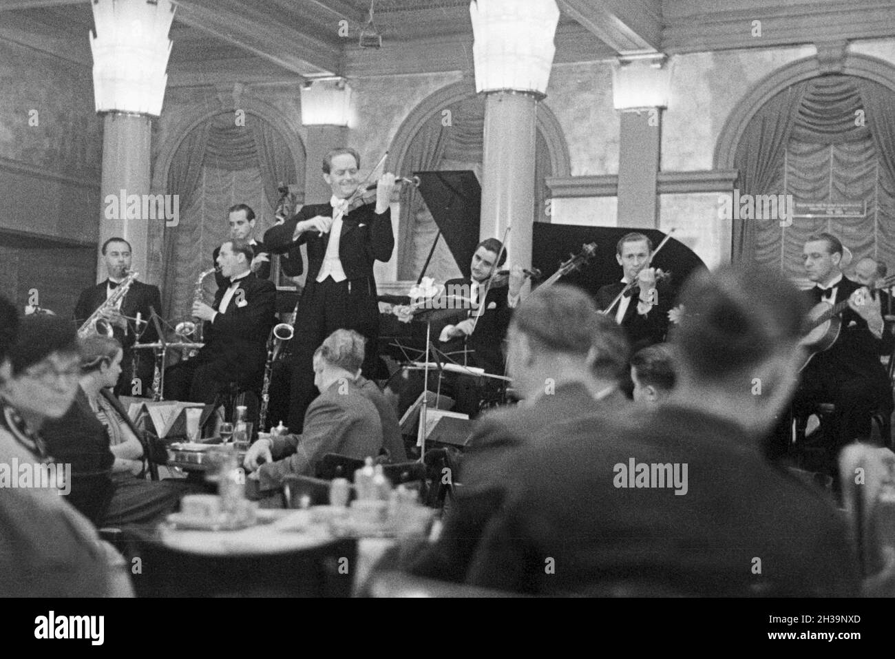 Der Violinist und Orchesterleiter Barnabas von Geczy bei einem Konzert ...