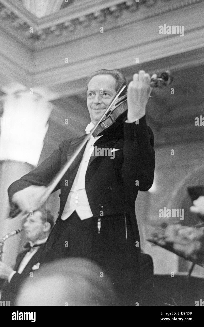 Der Violinist und Orchesterleiter Barnabas von Geczy bei einem Konzert ...