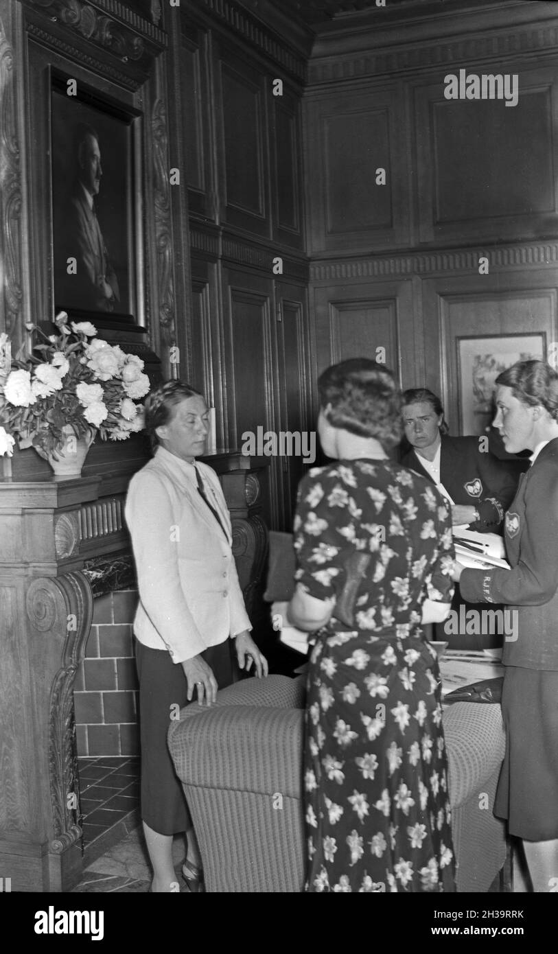 Empfang bei der Reichsfrauenführerin Gertrud Scholtz Klink (links ...
