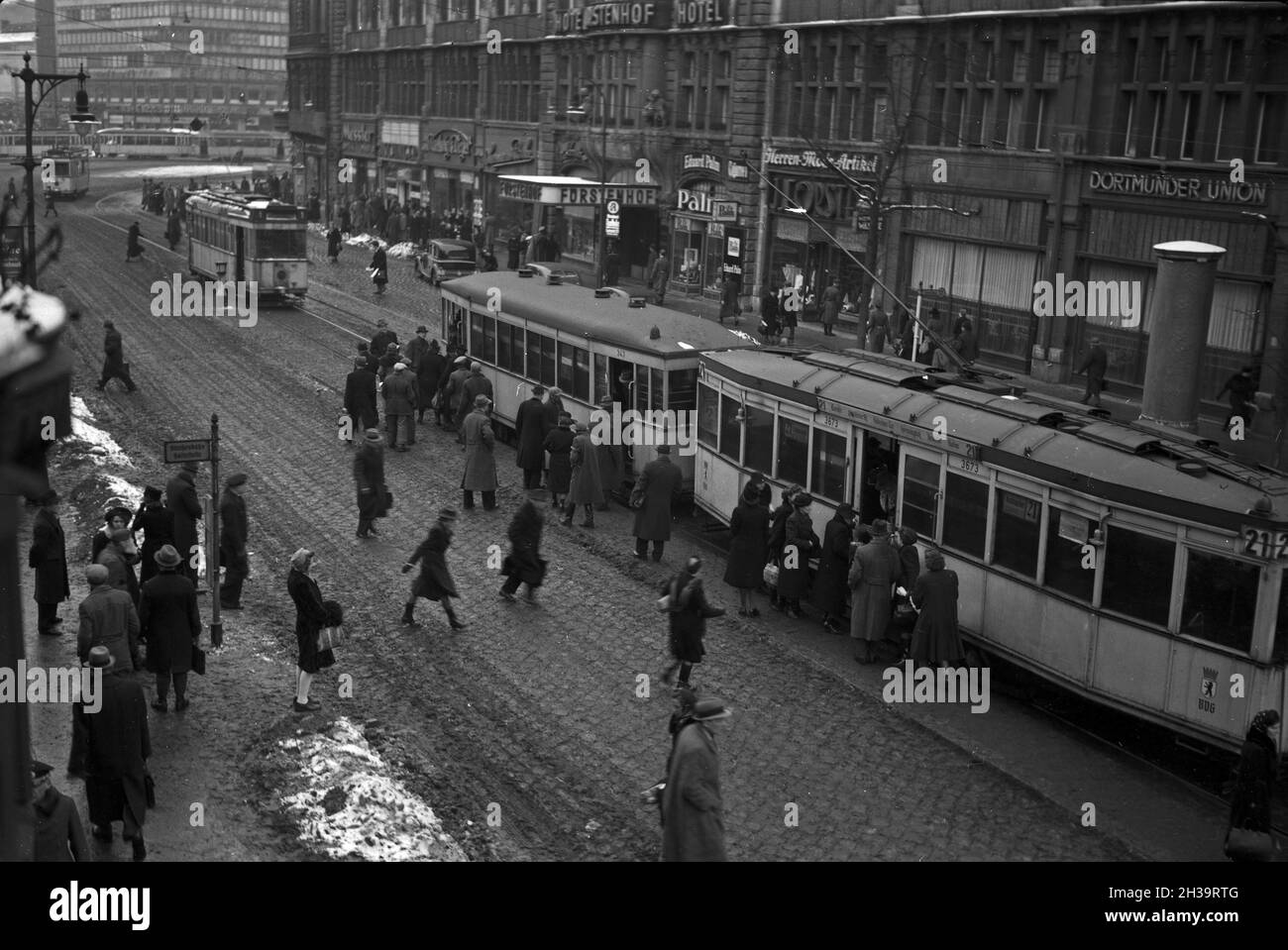 Eine Straßenbahn der Linie 25 im winterlichen Berlin, Deutschland ...