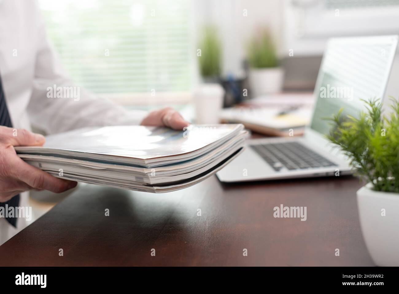 Holding magazines hi-res stock photography and images - Alamy