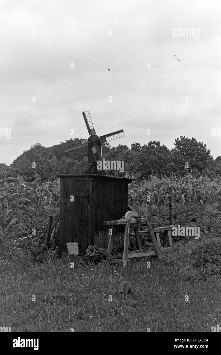 Kleine Windmühle an einem Feld, Deutschland 1930er Jahre. Small ...