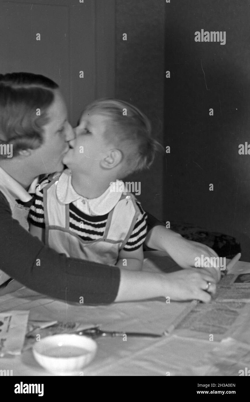 Mutter und Kind beim basteln, Deutschland 1930er Jahre. Mother and ...