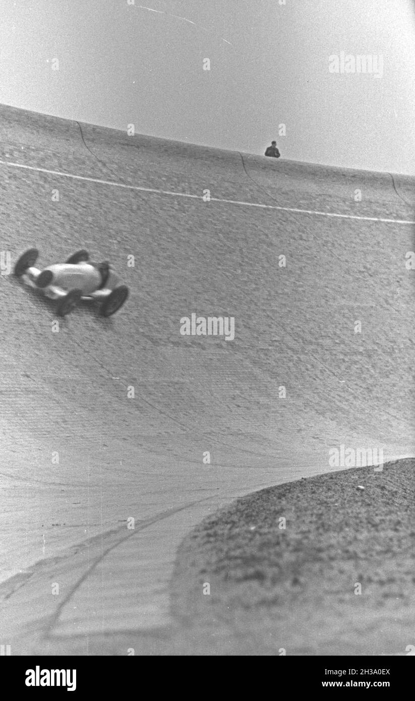 Mercedes Benz Silberpfeil auf der AVUS Strecke in Berlin, Deutschland ...