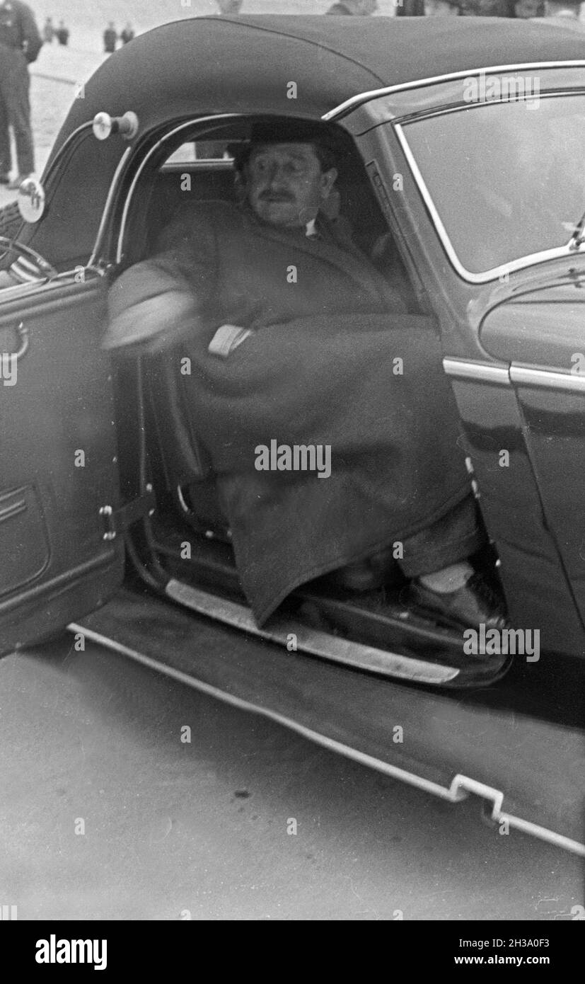 Der deutsche Ingenieur Ferdinand Porsche bei der Abfahrt von der AVUS ...