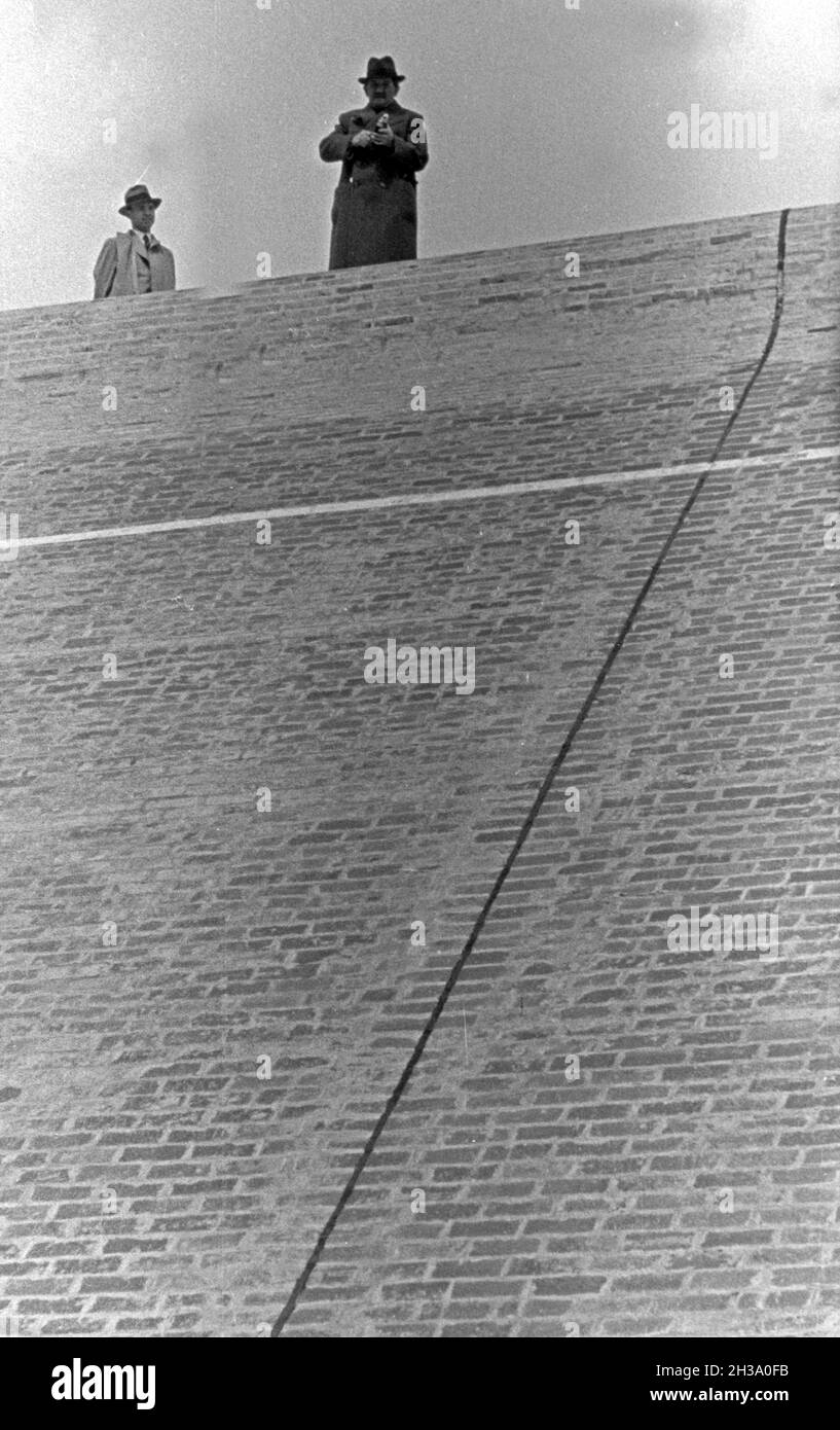 Der deutsche Ingenieur Ferdinand Porsche beim Fotografieren an der AVUS ...