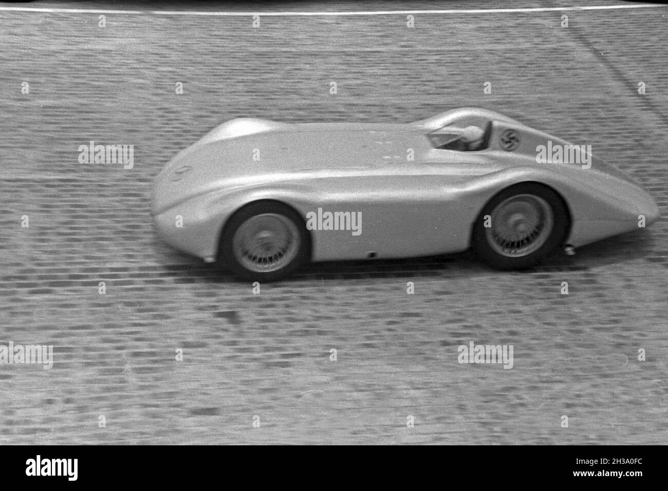 Mercedes Benz Stromlinienform W 125 auf der AVUS Strecke in Berlin ...