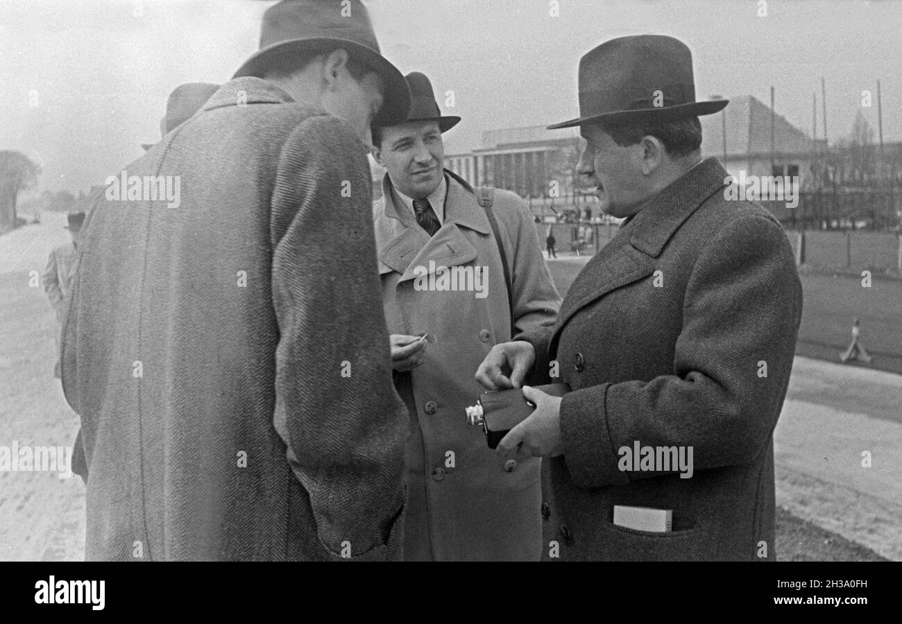 Der deutsche Ingenieur Ferdinand Porsche (rechts) im Gespräch mit ...