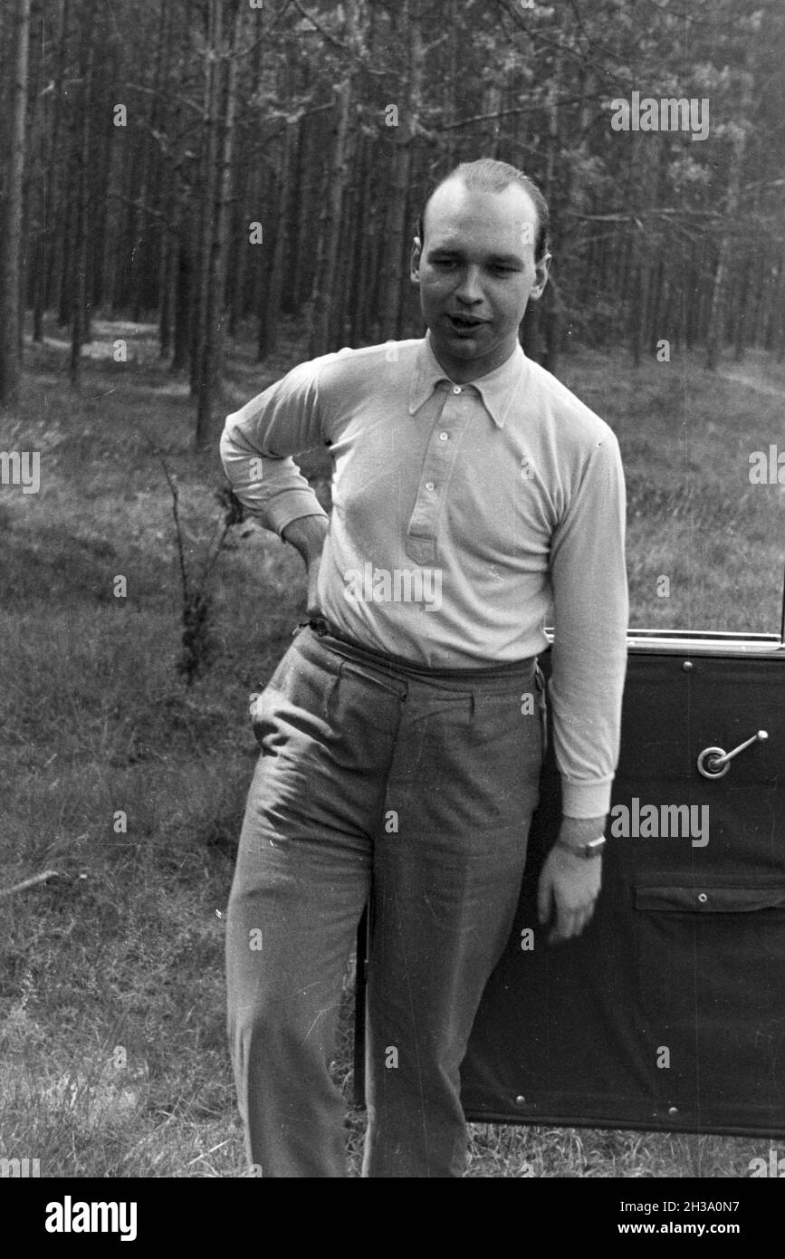 Deutschland 1930er jahre a young man standing by a car hi-res stock ...