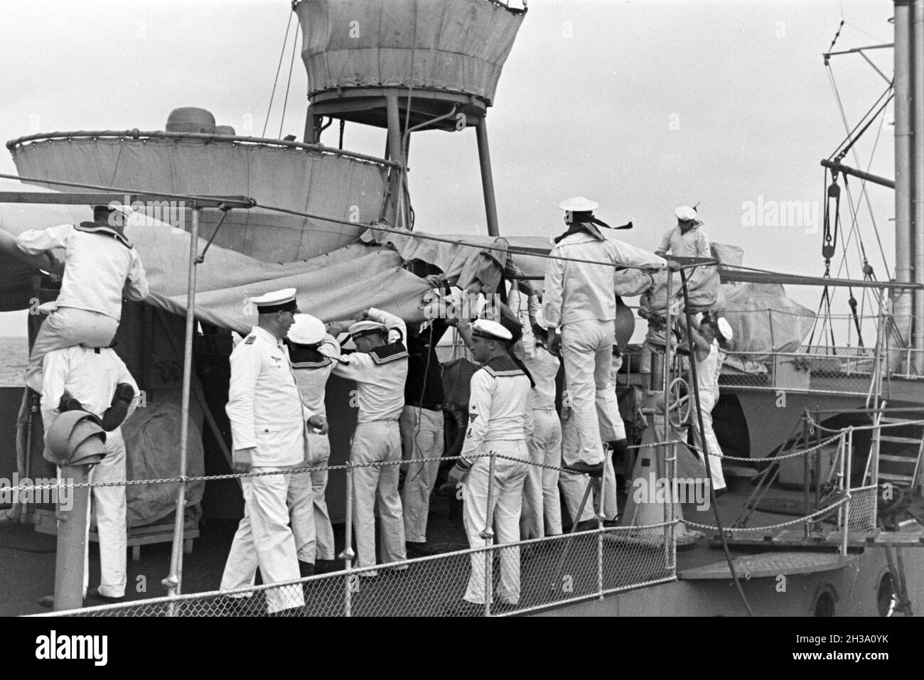 Matrosen bei der Arbeit auf Deck eines Schiffs im Hafen Usedom in der ...