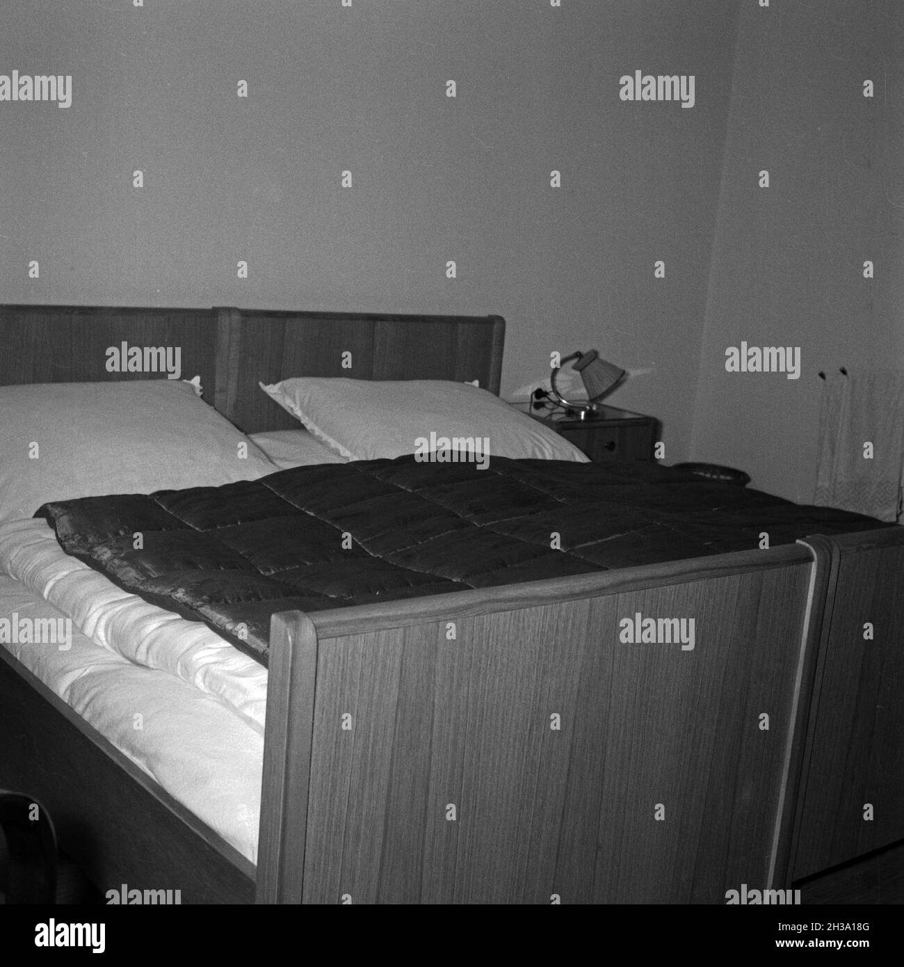 1950s bedroom furniture hi-res stock photography and images - Alamy