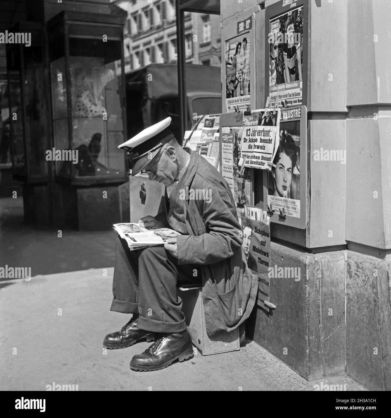 Ein Zeitungsverkäufer in Bern, Schweiz 1950er Jahre. A newspaper vendor ...