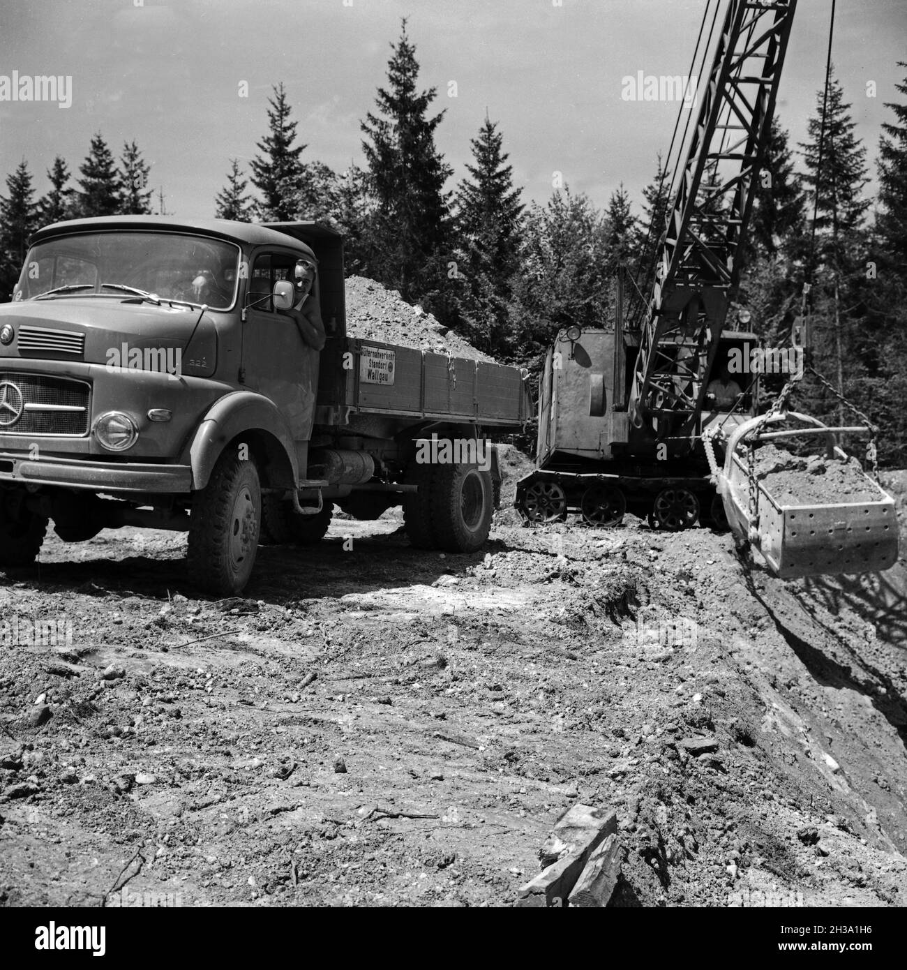 Das tägliche Wirken auf einer Baustelle, Deutschland 1950er Jahre ...