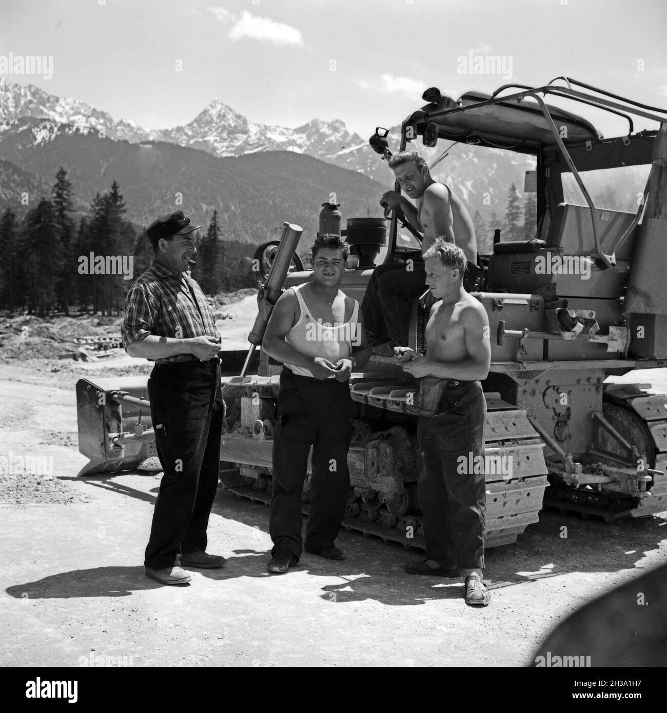 Das tägliche Wirken auf einer Baustelle, Deutschland 1950er Jahre ...