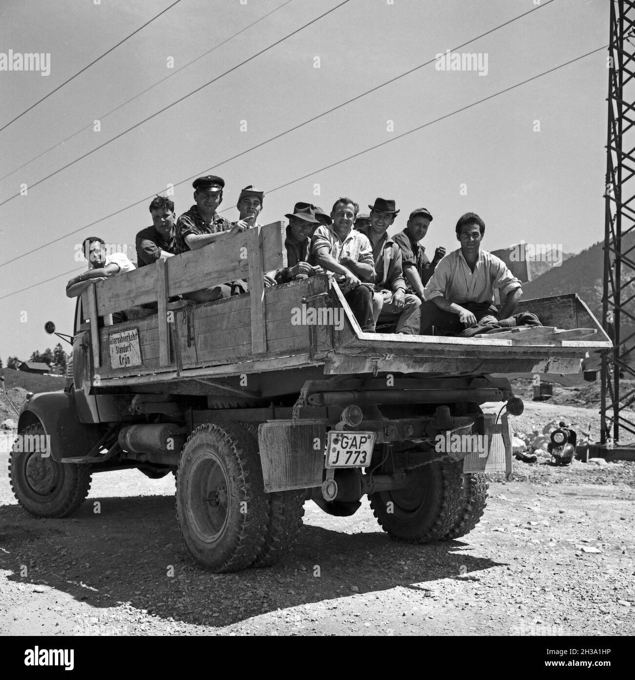 Das tägliche Wirken auf einer Baustelle, Deutschland 1950er Jahre ...
