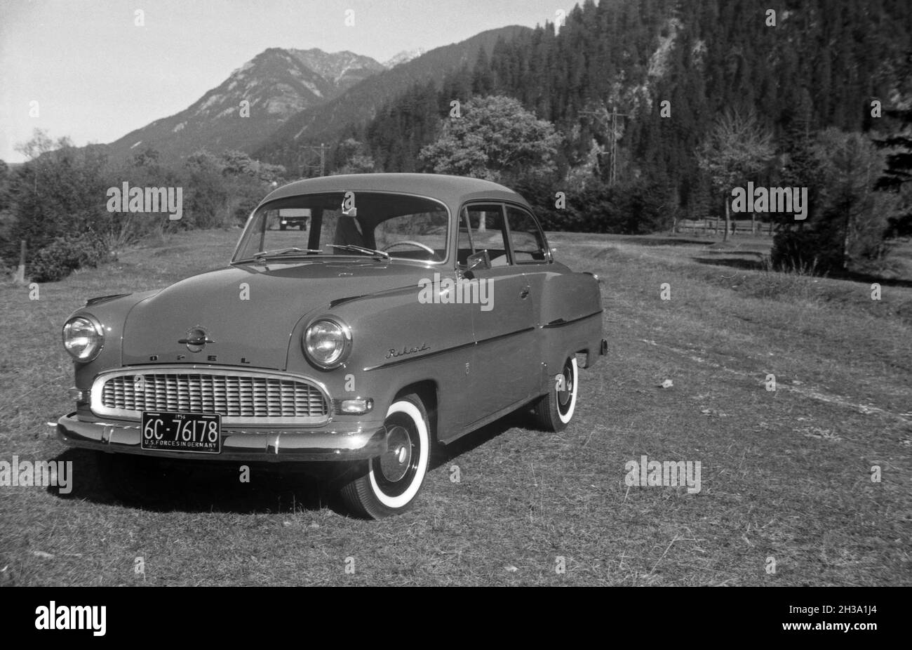 Ein Opel Rekord parkt, Deutschland 1950er Jahre. An Opel Type Rekord ...