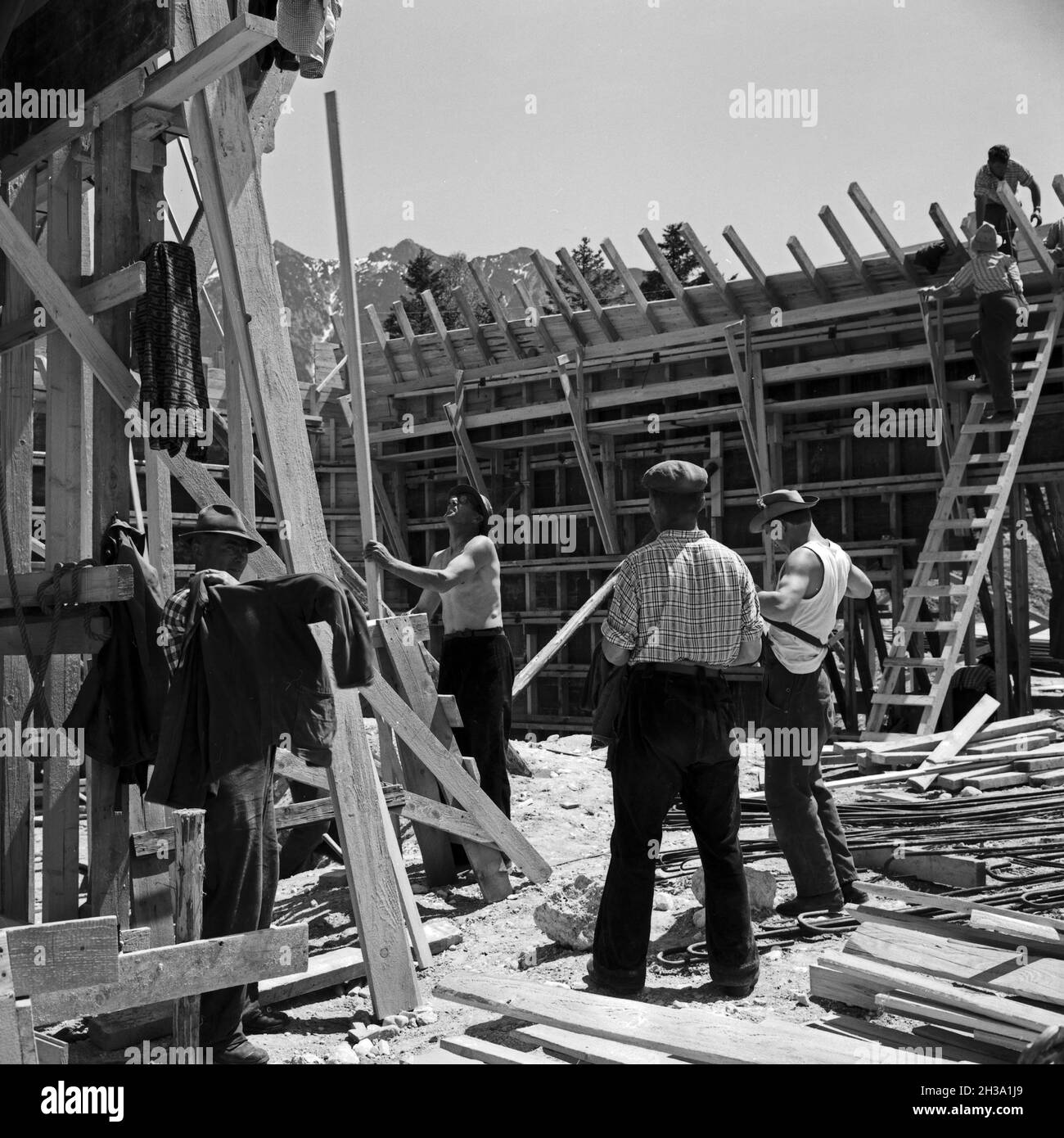 Das tägliche Wirken auf einer Baustelle, Deutschland 1950er Jahre ...