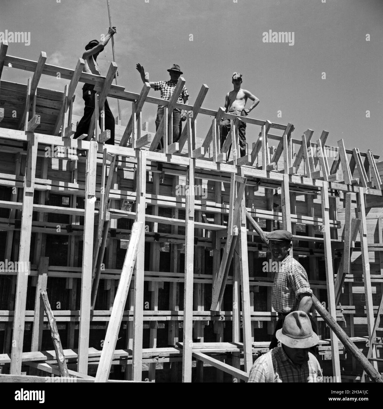 Das tägliche Wirken auf einer Baustelle, Deutschland 1950er Jahre ...