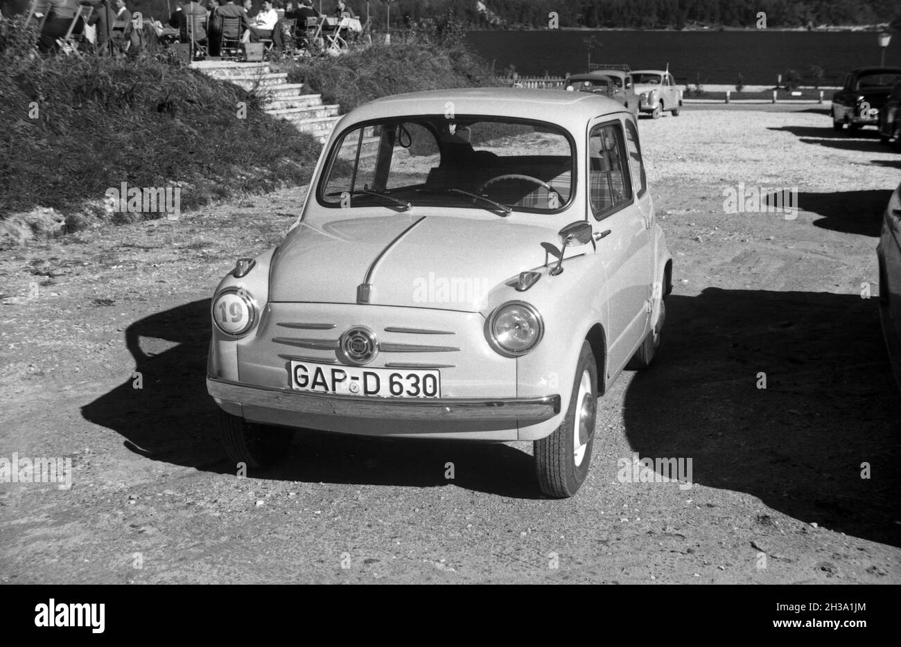 Ein kleiner Fiat 600, Deutschland 1950er Jahre. A tiny Fiat 600 ...